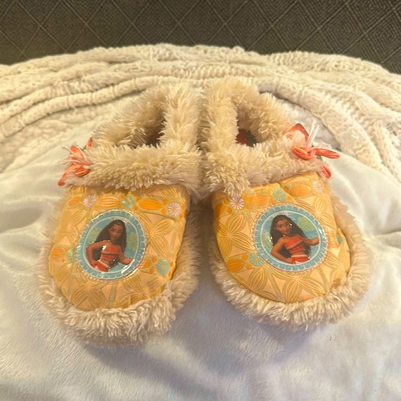 Disney | Shoes | Moana Slippers 112 | Poshmark